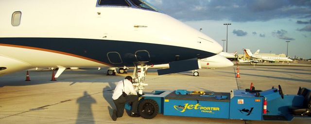 JETporter JP100s Towbarless Electric Aircraft Tug | Pilot John